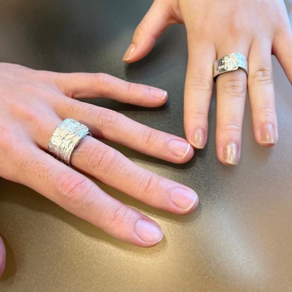 和紙と水彩紙のテクスチャーを表面に施した高純度の錫鋳物（99.99%：フォーナイン）のリングです。金属なのに手で簡単に曲げる事ができる高純度の錫を用いて、鋳造の技術で作られています。指輪のサイズを気にせず身に着けられます。幅10ミリもござい...