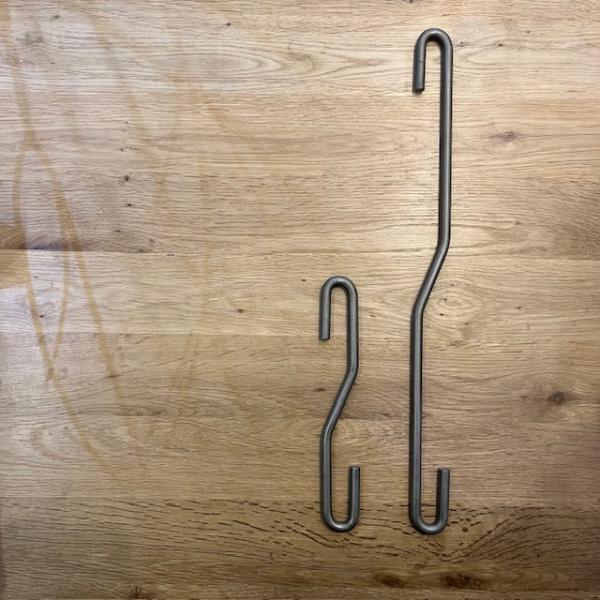 ハンギングホルダーのアレンジが広がるS字フックです。別売のPLOP HANGING HOLDER（ハンギングホルダー）やPLOP HOOK　Sサイズと合わせて、好きな長さに調整が可能です。職人さんの手作業で製作している為、多少の個体差がござ...