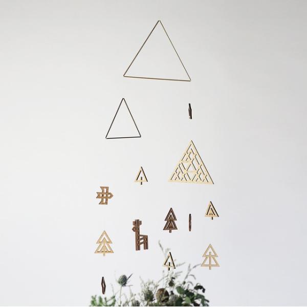 真鍮の山パーツ2つと、木製の山パーツ1つを組み合わせた大きな森の下には、あたたかみのある天然木で作られた、鹿や鳥や木々のオーナメントが11個セットになっています。シンプルなデザインなので、お部屋のインテリアとして一年中お使いいただけますが、...