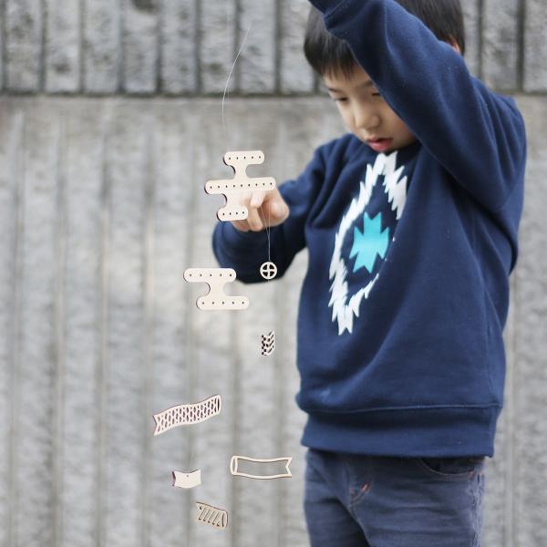 出産祝いにもおすすめです。5月5日は端午の節句、こどもの日。お子様の健やかな成長を願ういのぼり型のモビールです。一番上が雲のモチーフ。その下に、3匹のコイと、厄除けの吹き流しのオーナメントがセットになっています。ゆらゆらと動く様子は、まるで...