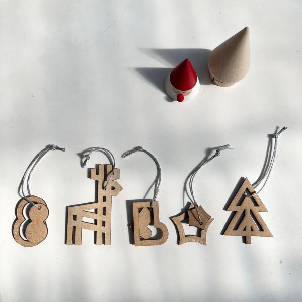 カラフルな飾りもいいけれど、素材とデザインにこだわったシンプルなオーナメントはいかがですか？星の輝く夜空の下に広がる雪の森。雪だるの横にいるのは、靴下をもってプレゼントを待ち望む子供のトナカイ。シンプルなデザインなので、どんなツリーにも似合...