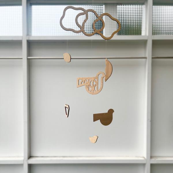 大空と雲の下で自由に舞うハトをモチーフにしたデザインです。空に浮かぶ雲は、花のようにも見える軽やかなデザインです。木の実や葉っぱをイメージしたパーツがアクセントとなり、かわいやしいハトのモチーフと、ゆらゆら揺れる姿に癒されます。空に浮かぶ雲...