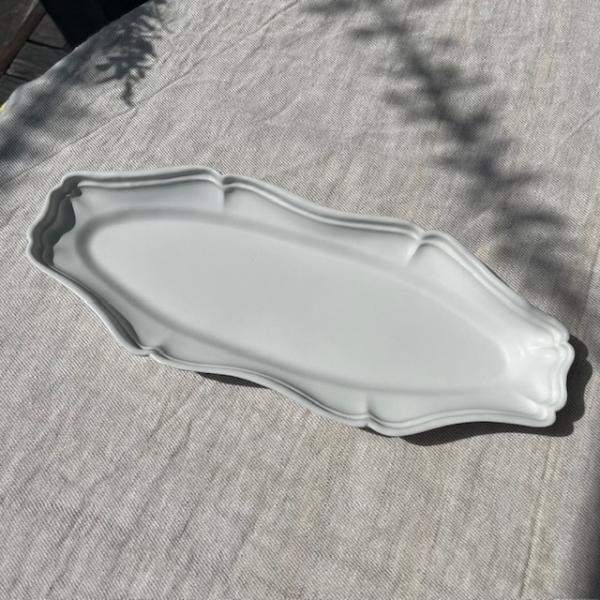 臼杵焼の器は、絵画を引き立てるフレームのように、お料理を引き立ててくれます。オフホワイトのマットな質感と、やわらかな曲線が美しく、１枚でも特別な存在感が生まれます。一人分のメインディッシュとしてはもちろん、センターピースとしても使える万能プ...