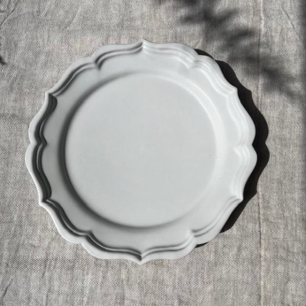 オフホワイトのマットな質感と、やわらかな曲線が美しく、１枚でも特別な存在感が生まれます。稜花リム皿 L は美しいリムが特徴で、料理がひときわ引き立ちます。ワンプレートとしてもお使いいただるサイズです。稜花リム皿 Sとセットで揃えることもでき...