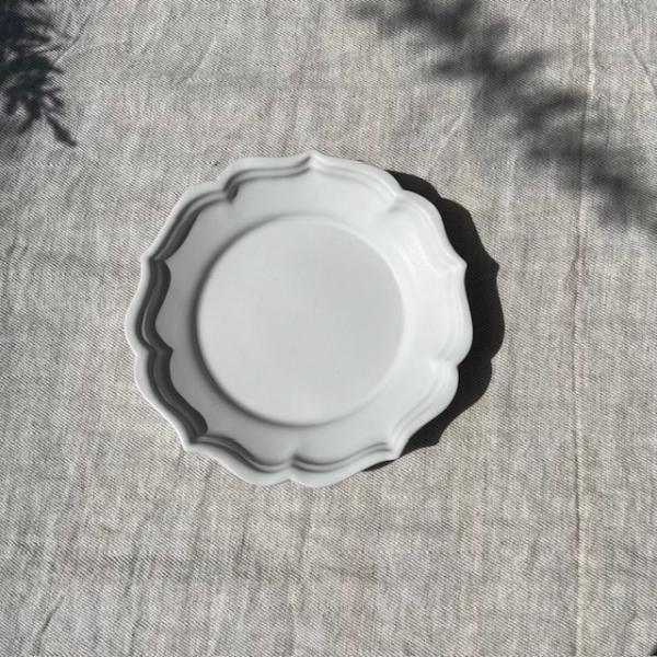 【発売日：2026年04月29日】オフホワイトのマットな質感と、やわらかな曲線が美しく、１枚でも特別な存在感が生まれます。稜花リム皿S はLサイズ同様、美しいリムが特徴で、料理がひときわ引き立ちます。デザートプレート、取り皿としてオススメの...