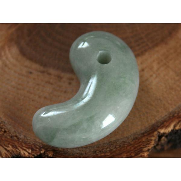 糸魚川翡翠勾玉産地　：　糸魚川産（新潟県）制作　：　SeaVer（シーバー） 作　　　　　富山県の翡翠工芸師サイズ：　35mm*21mm*11mm穴径　：　3mm