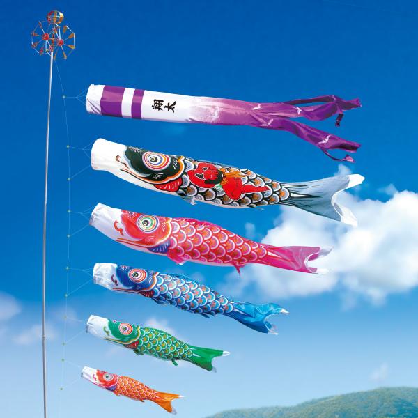 光沢あるポリエステルシルキーブライト生地を使用し、鱗に金粉を用いて黄金兜柄を描きあげました。黒鯉には両面にたくましい金太郎柄を描き、吹き流しは、縁起の良い鶴を描いた「千羽鶴吹き流し」をセットしています。徳永こいのぼり創業昭和22年。創業者の...