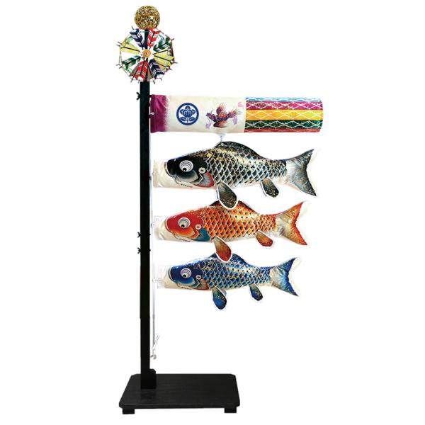 徳永こいのぼりの最高級鯉のぼり「慶祝の鯉 吉兆」の室内飾りです。桐竹鳳凰と麒麟文様のジャガード織り生地に伝統の友禅ぼかしと金箔をちりばめました。吹き流しには最高位の飛龍を描き、吉兆の豪華さをそのままに再現しました。コンパクトでも最高級の「慶...