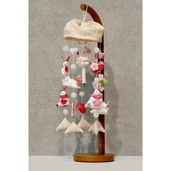 つるし雛は、小さな人形を吊るして飾るとてもユニークなもの。それぞれのお人形にはちゃんと意味があり、詳しくは飯田人形が作成した【つるし雛大百科】を御覧ください（外部リンク。ページ下部にリンクあり）吊るし雛が始まったのは江戸時代、高価な雛人形を...