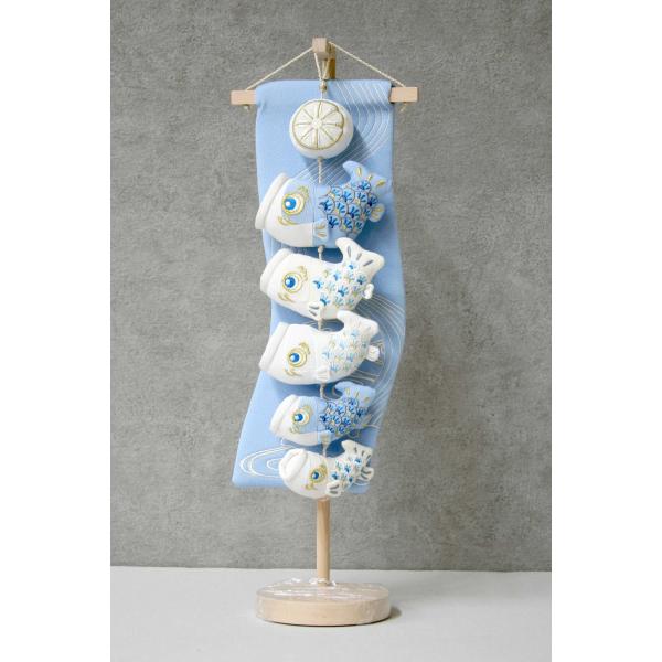 室内用の鯉のぼりです。大きな鯉のぼりを飾る場所がない方に。いつも身近に感じられる可愛らさです。飾り台とセットになります。端午の節句にふさわしいかっこいい幟と鯉のつるし飾りが一つになりました。内飾りの5月人形と一緒に飾ると、より一層華やかにな...