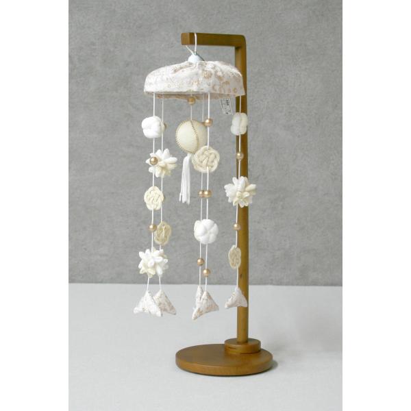 つるし雛は、小さな人形を吊るして飾るとてもユニークなもの。それぞれのお人形にはちゃんと意味があり、詳しくは飯田人形が作成した【つるし雛大百科】を御覧ください（外部リンク。ページ下部にリンクあり）吊るし雛が始まったのは江戸時代、高価な雛人形を...