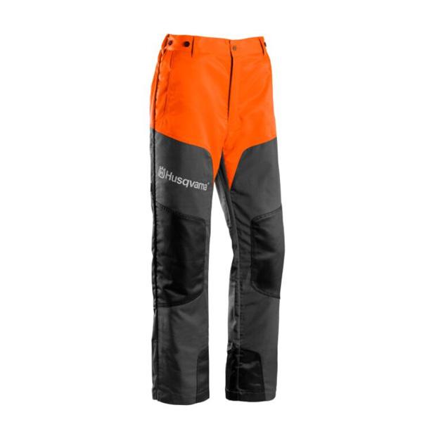 ハスクバーナ社のエントリーユーザー向けのプロテクティブズボンC-II (C-2)。ストレートフィット設計で前と後ろの両方にポケットがあり、脚部後ろには通気性を良くするためのジッパー、そして定規用ポケットがある。反射材ロゴプリントあり。ソーチ...