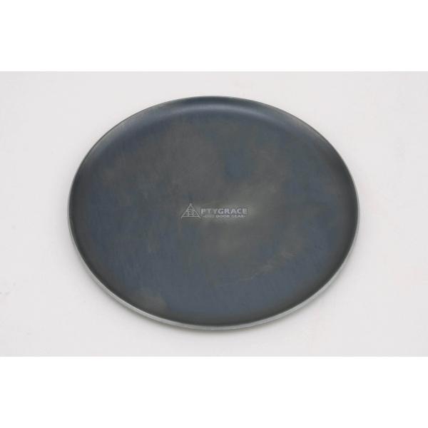 商品サイズ：φ157×H8mm材質：鉄（2.3mm）重量：約348g日本製（燕三条産）※ハンドルは別売りになります。【ポイント】●油が馴染みの良い極厚鉄板を使用したグリルパン。●保温力が高く熱々が長く楽しめます。   ●お皿としても使えるシ...