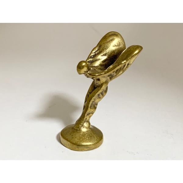 こちらのお品は、ロールスロイスのカーマスコット　フライングレディのミニチュア マスコットになります。通常のフライングレディの1/3ほどの大きさの大変珍しいマスコットになります。インテリアや書斎などを飾るアイテムとしてもご活用いただけると思い...