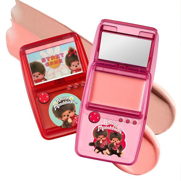 #商品の特徴 : POINT可愛らしさ満点の「AMUSE × モンチッチ ゲーム機 リップ＆チーク ヘルシーバーム」が登場！このアイテムは、韓国コスメとして高い人気を誇るAMUSEとのコラボレーション商品。ユニークなゲーム機デザインと、モン...