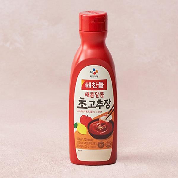 #商品の特徴 : POINT「CJ 酢入り コチュジャン ヘチャンドル」は、300gのボトルに詰め込まれた韓国の風味がぎっしり。酢のさっぱりとした味わいがコチュジャンの甘辛さを際立たせ、お料理に新たな次元をもたらします。使いやすい濃厚なソー...