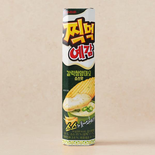 #商品の特徴 : POINT『オリオン』のイェガム ガーリック チョンヤンマヨ ソース付きが遂に登場！韓国の風味を生かした、ガーリック味が口いっぱいに広がる贅沢な一品です。このお菓子は、青唐辛子マヨソースが付いているので、ピリッとした辛さと...