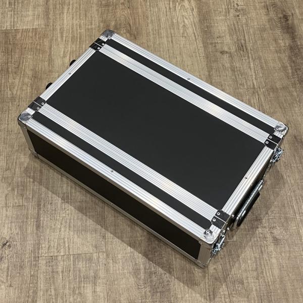 ケースメーカー「PLUSE」で製造を行っているEXCELブランドのレザー製ラックケース。板材はFRP材に比べ剛性は落ちますが軽量さがポイントで、金具類はPLUSE社で用意された丈夫な部品を使用し組み上げられています。※ラックビス４本付属3U...