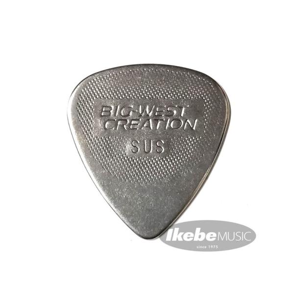 BWC (Big-West Creation) PICKS SOLID TYPEピックは打楽器という考えによって製作されたBWCの良質なメタルピックです。丁寧な研磨作業により断面は丸みを帯び、従来の金属ピックにありがちなノコギリのようなノイ...