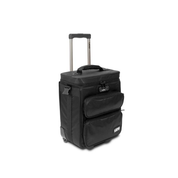 ★機材の運搬に便利なカート付キャリーバッグ★UDG Ultimate デジ トロリー トゥー ゴーU9880BL/ORは頑丈なボディに2段階調節のハンドルとインライン車輪を装備し、空港の長い通路でも安全に移動が可能な理想的なバッグです。大切...