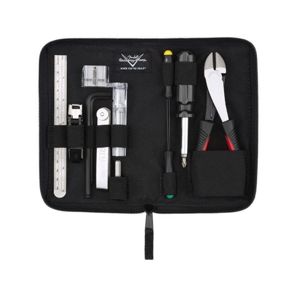 エレクトリック楽器のメンテナンスに必要不可欠なツールをシンプルなキットにまとめたFender Custom Shop Tool Kit。トラスロッド調整用4mm六角形アダプター付き5in1スクリュードライバー、定規、斜め刃ニッパー、カポ、す...