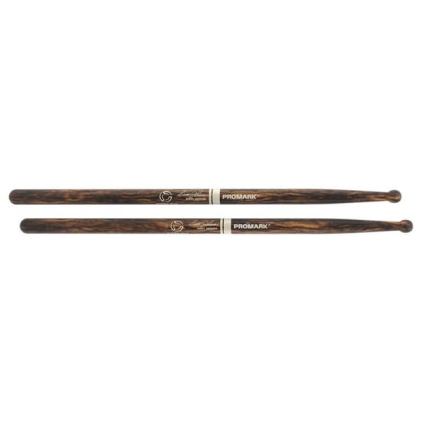 【PROMARKマーチングスティック・TXDC17W Scott Johnson SignatureStickに、硬質なキャラクターでロングライフなFire Grain仕上げがラインナップ！】Blue Devils Drum &amp; B...