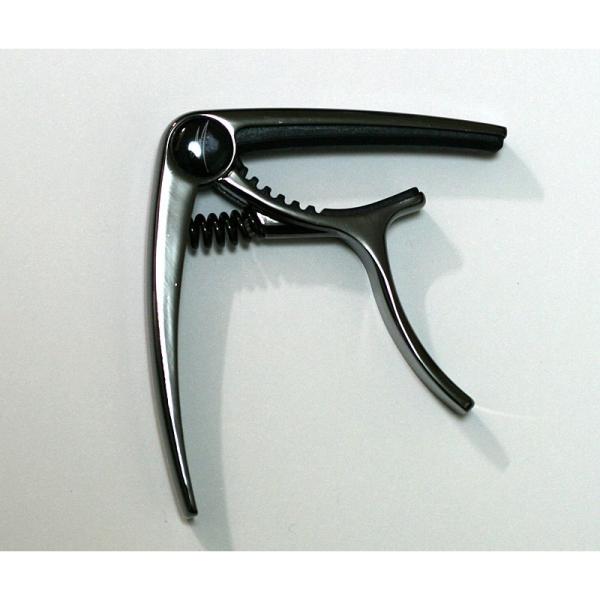 Maton〜メイトン〜のオリジナルカポタストです。Matonのネック形状にフィットするように設計されております。ブラッククロームカラー。ロゴマーク入り。重量：約80gイケベカテゴリ_楽器アクセサリ_カポタスト_MATON_新品SW_MATO...