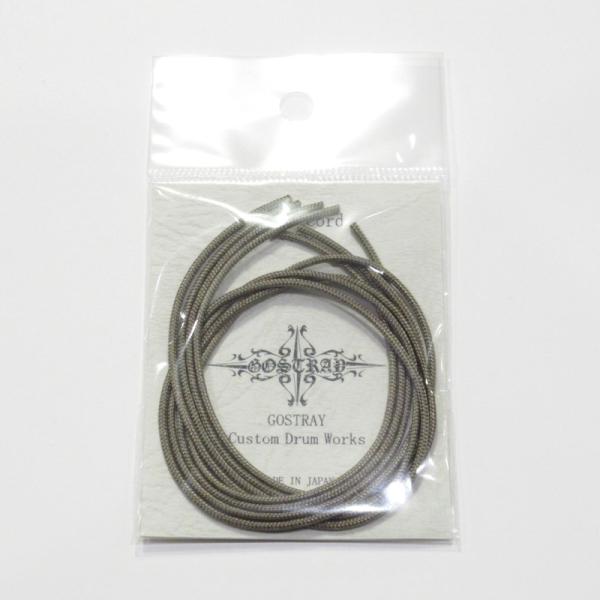 紫外線で劣化しにくいポリエステルを使用し、心材を撚り糸にする事によってテンションを掛けた時の断面がつぶれるのを防ぎ、よりヘッドとスナッピーの密着性が高まっています。また、製造段階で高温によるストレッチ加工を施し初期伸びを抑え扱いやすさと切れ...