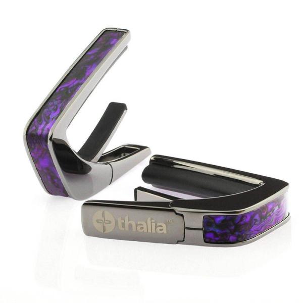 これまでにないデザイン性と機能性に優れたカポタスト『Thalia Capos / タリア・カポ』。従来のカポとは一線を画す、見た目にも豪華なエキゾチック・ウッドやエキゾチック・シェル、彫刻や筐体のメッキ / フィニッシュ / カラーを採用し...