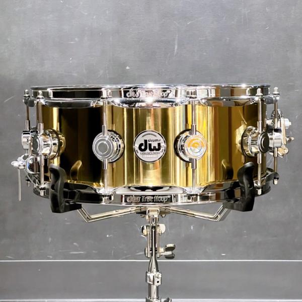 ＜Collector's Series' Polished Brass＞DW Collector's Seriesは、カスタムメイド・ドラムの最高峰です。カリフォルニアのカスタムショップでデザインされ、手作業で作られるコレクターズシリーズは...