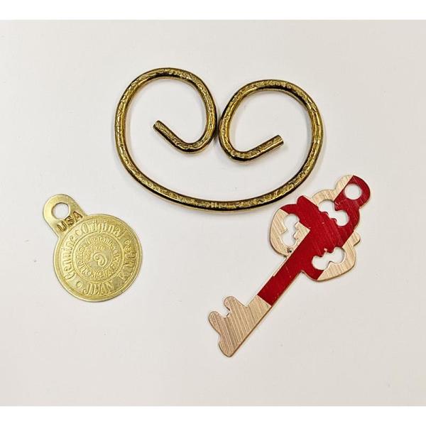 【割れたシンバルを再利用したアクセサリー】割れシンバルをキーサイズにカットし、ジーンリングをセットにしたアクセサリーです。※シンバル部分のメーカーやカラーはご指定いただけません。※割れシンバルリサイクル品の為、デザイン、カラーは個体により異...