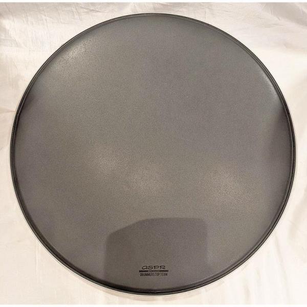 【話題のDrummers Top TeamとASPRのコラボレーション・バスドラムフロントヘッドが登場！】従来のバスドラムのヘッドはヘッドのメーカーロゴがハッキリと見えるようにプリントされていますが、このDTT×asprヘッドは、フロントヘ...