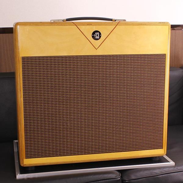 NAMM SHOW 2025に展示された1発キャビネットです。ナチュラルウッドの外装上面木部にヒビ割れが見られるため通常よりもお求め易い価格での販売となります。世界の名だたるギタリストが愛用するハイエンドアンプブランド、Divided by...