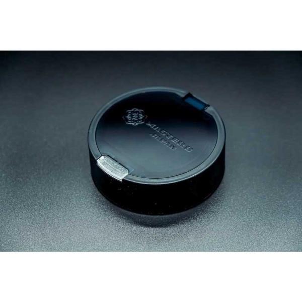 One Push， Easy Lock， Portability.ステージやスタジオ、楽曲制作デスクの上など様々な場所で効率的にピックを管理し、モチベーションを高めてくれる最高のケースが完成しました。開発にあたってケースの開閉方法に着目。演...