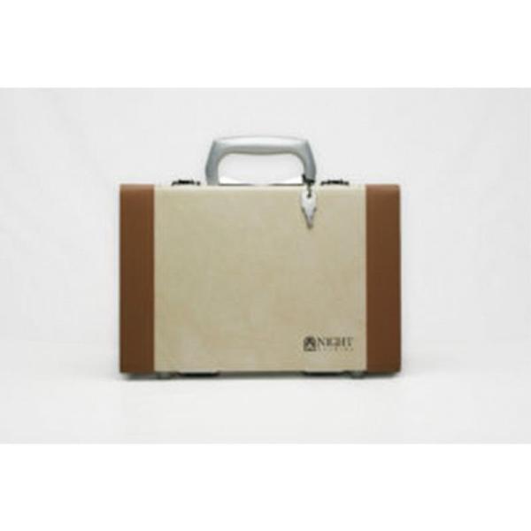 キャリングハードケース数本のオカリナを安全に持ち運んでいただくための専用キャリングハードケースです。NIGHTオカリナ「FIORETTO」SC調・SG調・SF調を各１本とAC調２本が収納できる設計です。仕切りは、自由に移動が可能ですので、お...