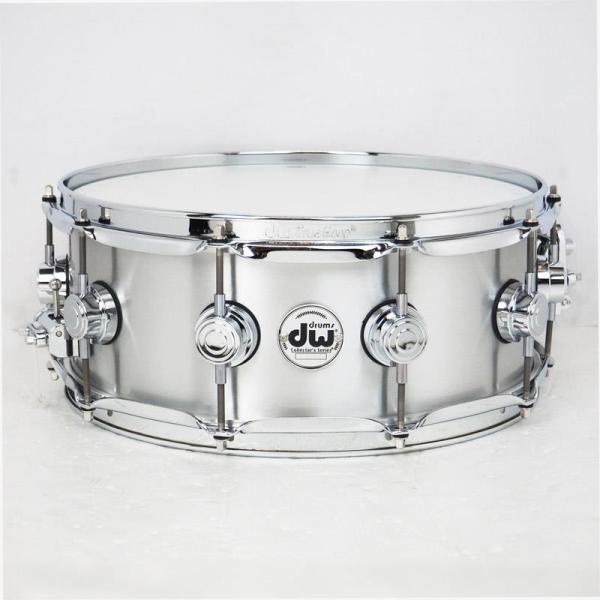 -1mm Aluminum Snare Drum-こちらのモデルは伝統的な金属シェルスネアと同じく約1mm厚の材を採用し、エッジ部分を折り曲げて製造する製法となっております。薄型ロールシェルを採用したこのアルミドラムは、あらゆる音楽ジャンル...