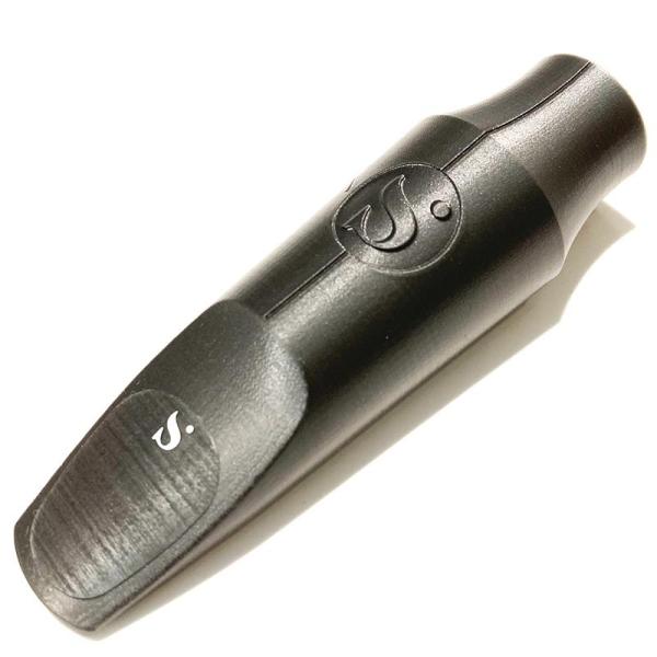 // Syos Tenor Sax mouthpiece - Tomoaki Baba Signature //馬場智章シグネチャーは、サーキュラー(円形)バッフルと中/小チャンバーを特徴とし、ダークで芯のある強力なサウンドを実現します。ご...