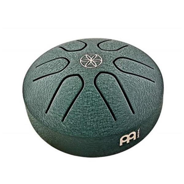 ポケットスチールタングドラムは、手のひらに乗る非常にコンパクトなサイズ（直径7.6cm）で、外出先、スタジオ、オフィスなどの場所を問わず、誰でもどこでも演奏することができます。穏やかな音色が心をなごませます。チューニング： A4/a' 44...
