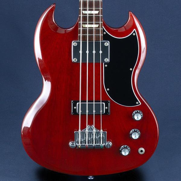 往年のEB-3を継承したギブソン「SG Standard Bass」本機はボディとネックには従来のSGベース同様、艶とコシのある低音を出力するマホガニー材を採用しております。フロントピックアップは甘くウォームなトーン、リアにはアタッキーでロ...