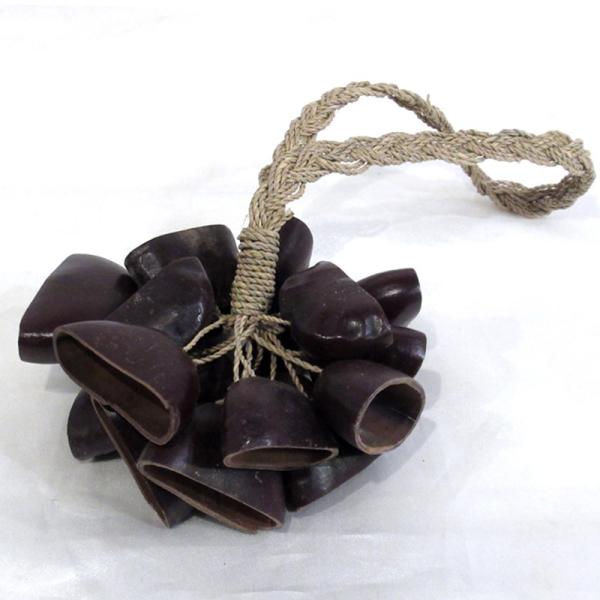 ☆サウンドキング・パーカッション☆インドネシア製のラットルで、乾燥させた木の実をいくつも付けた楽器です。ロープ製の持ち手を持って振ったり触ったりすると「カラカラ」という乾いたサウンドが得られます。イケベカテゴリ_パーカッション_シェイカー_...