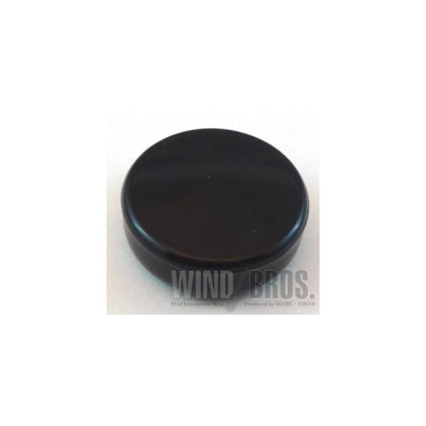 ヤマハ現行モデル標準装備のプラスチック製サムレスト。こちらの商品は当店でお取り付けさせて頂きます。 通信販売でご注文頂く場合は、ご一報の上ウインドブロス までサックスをお送り下さい。（往復の送料はお客様ご負担とさせて頂いております。）当店以...