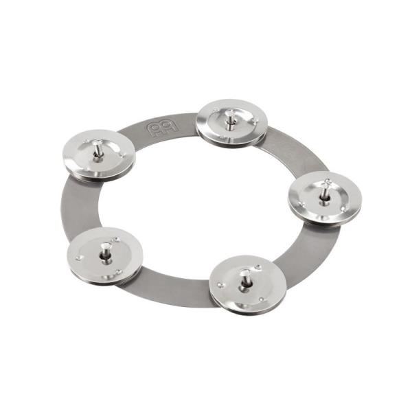 チン・リングは、シンバルに乗せるだけでジングルサウンドを簡単に加えることが出来ます。例えばハイハットに装着するとスチール製のジングルが様々なニュアンスの煌くようなサウンドをビートにブレンドしてくれます。またクラッシュやライドに装着すればシズ...