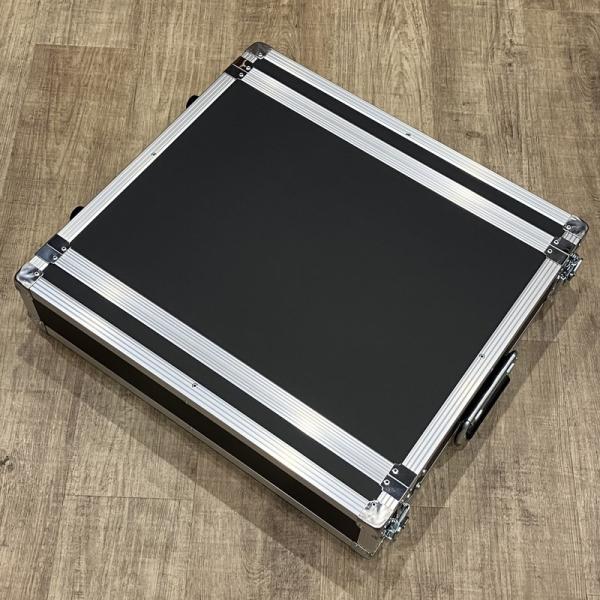 ケースメーカー「PLUSE」で製造を行っているEXCELブランドのレザー製ラックケース。板材はFRP材に比べ剛性は落ちますが軽量さがポイントで、金具類はPLUSE社で用意された丈夫な部品を使用し組み上げられています。※ラックビス４本付属2U...