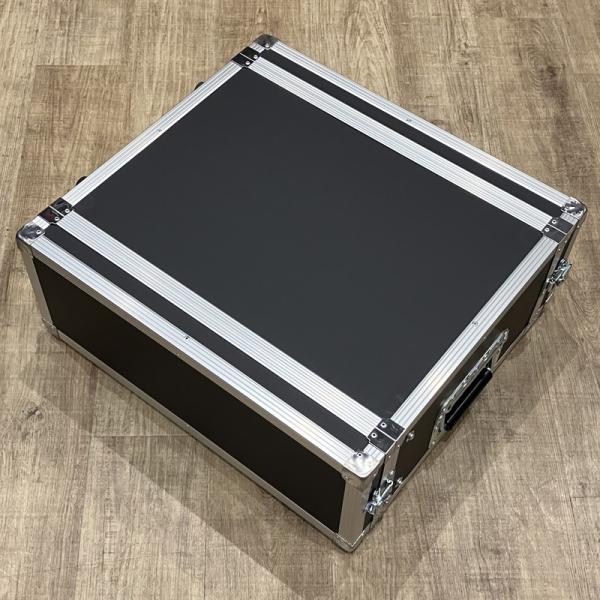 ケースメーカー「PLUSE」で製造を行っているEXCELブランドのレザー製ラックケース。板材はFRP材に比べ剛性は落ちますが軽量さがポイントで、金具類はPLUSE社で用意された丈夫な部品を使用し組み上げられています。※ラックビス４本付属4U...