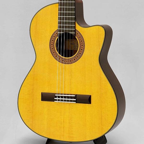 人気の国産メーカー「K.Yairi」のカッタウェイ付きエレガット！通常のクラシックギターと比較して、薄めなボディ厚で製作されている「CE-1」。ソリッド・スプルーストップ、ラミネート・ローズウッドサイド＆バック、マホガニーネック、エボニー指...