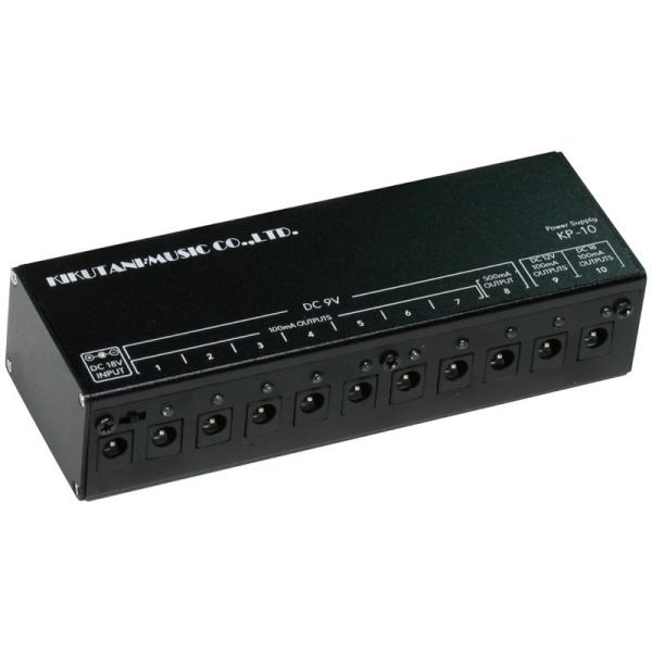 ペダルボードの主役であるエフェクターを影で支える存在、パワーサプライ。筐体のデザインを黒をベースに極力シンプルにし、主役であるエフェクターを視覚的に目立たせ、計10個のアウトプット（9Ｖ100mAx7 / 9V500mAx1 / 12V 1...