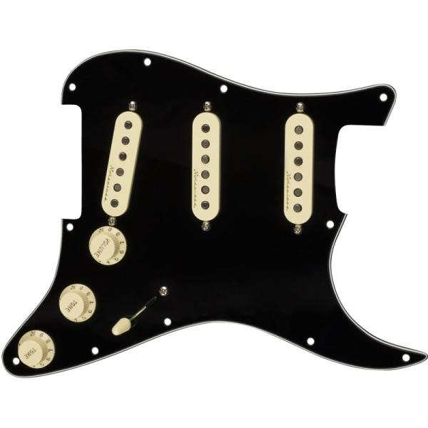 PRE-WIRED STRAT PICKGUARDピックアップとピックガードが一体型になったプリワイヤードピックガードアッセンブリー。フェンダーのアイコニックなギター製品と同じ工場で、プレミアムなコンポーネントを使用し製造されています。古い...