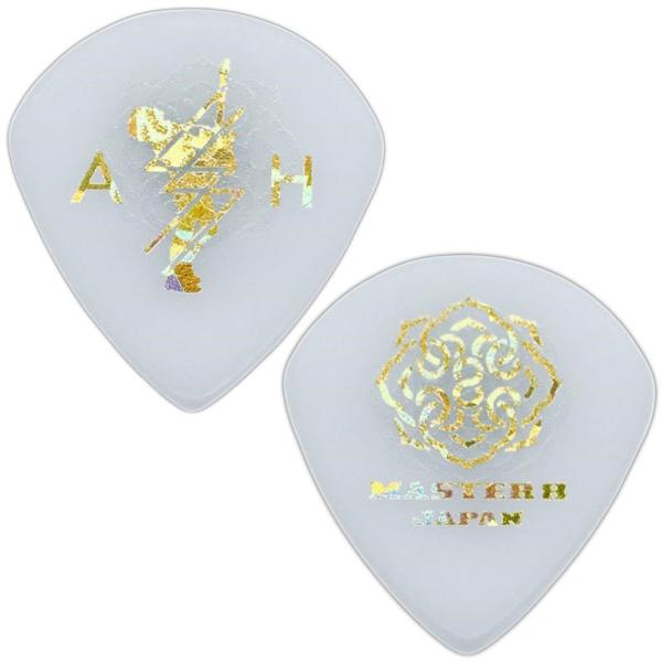 初のシグネチャーピックは、D-801シリーズをベースにコンパクトなJazz Typeのシェイプに1.5mmのボディをセレクト。小回りの効く小さなボディと指のタッチをダイレクトに伝える厚み、D-801歪み乗りを意識したアタック感の特徴となって...