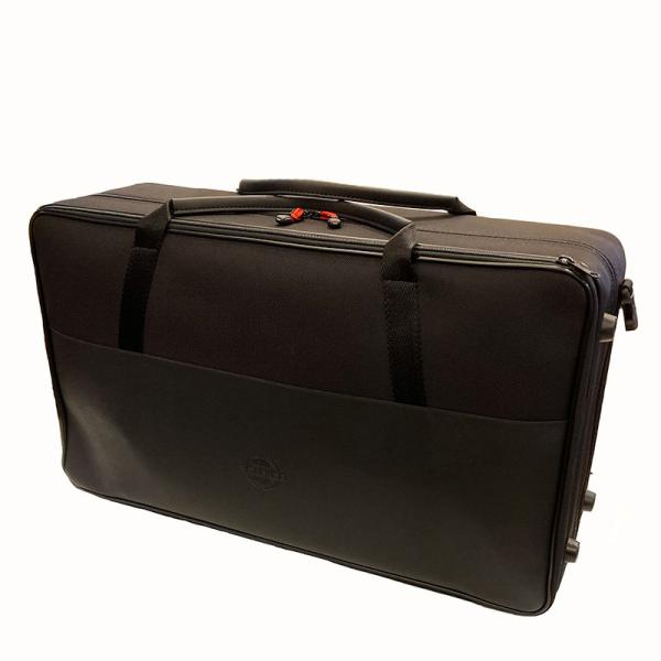 // Selmer Soprano3 &amp; Alto Double Light Case //ネック着脱式タイプのソプラノと、アルトサックスが一緒に入れられるダブルケース。背負っての持ち運びが可能で、外側のポケットはA3サイズのファイ...