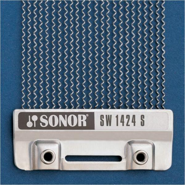ドイツのドラムメーカー SONOR社製スナッピーです。スティール製のスナッピーは、オールラウンドな用途に使用可能。硬く、明るい、歯切れの良い音色です。ソナーの伝統的な24本ワイヤーのダイナミックな鳴りを感じられます。線数：24本適用サイズ：...
